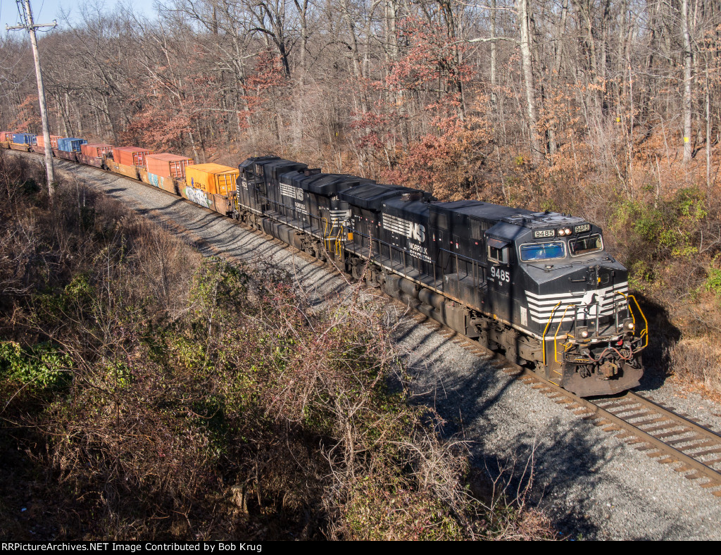 NS 9485 leads eastbound stacks through Jutland